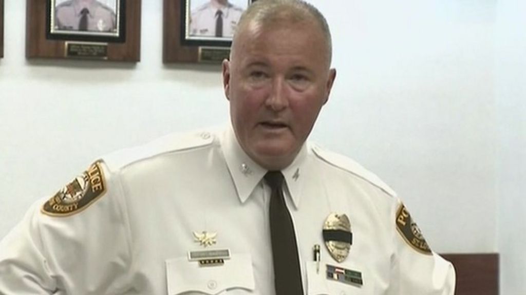 St Louis Police news briefing after 'armed' teenager shot - BBC News