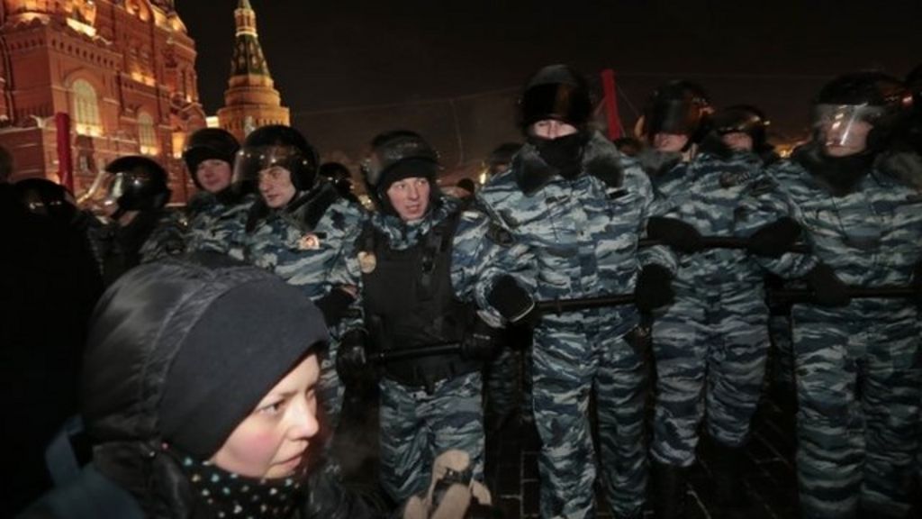 Moscow protests: Putin critic among hundreds detained - BBC News