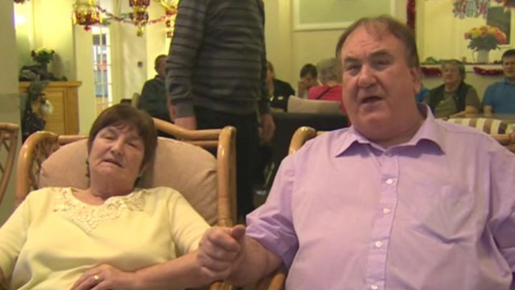 Guests sad as blind hotel in LLandudno shuts - BBC News