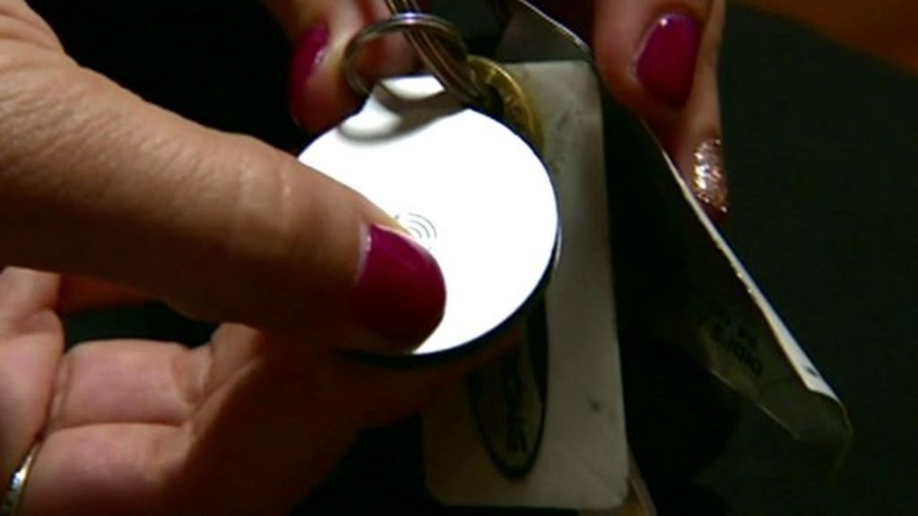 CES 2015: Digital tag TrackR helps you locate items - BBC News