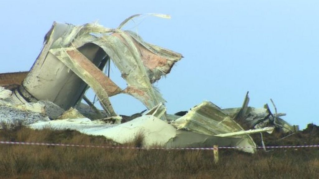 Fintona, County Tyrone: 100-metre wind turbine collapses - BBC News