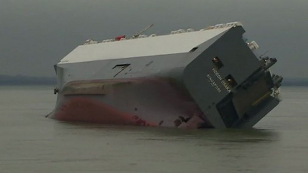 Cargo ship salvage team faces difficult task - BBC News