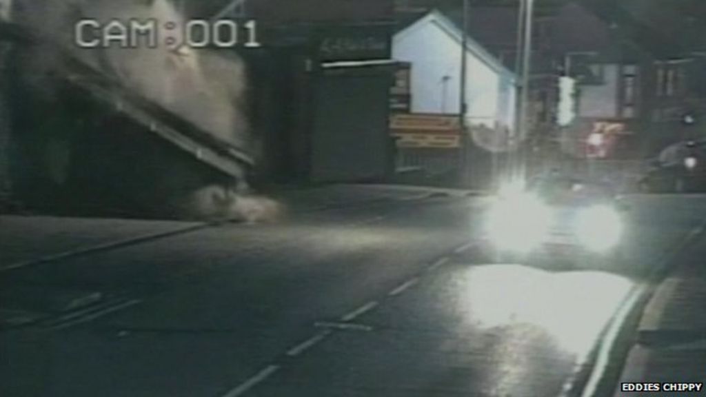 Wrexham building demolished after sudden collapse - BBC News