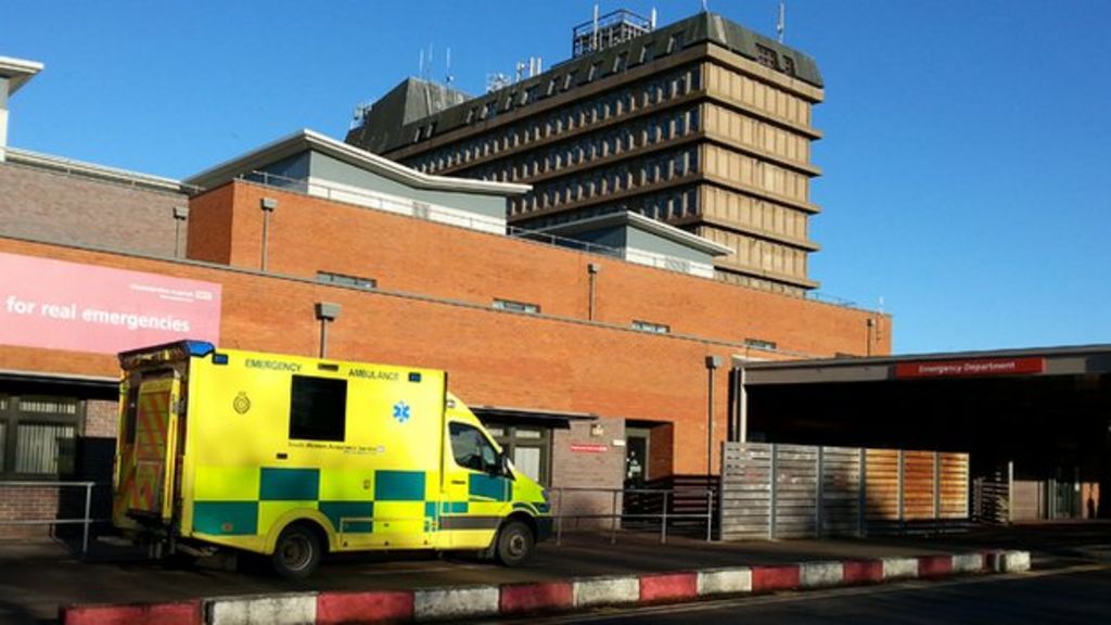 MP's major incident claims over Cheltenham A&E overnight closure - BBC News