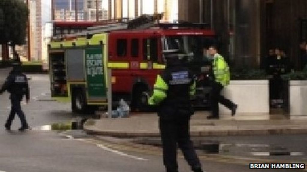 Fire engine crashes into Canary Wharf building - BBC News