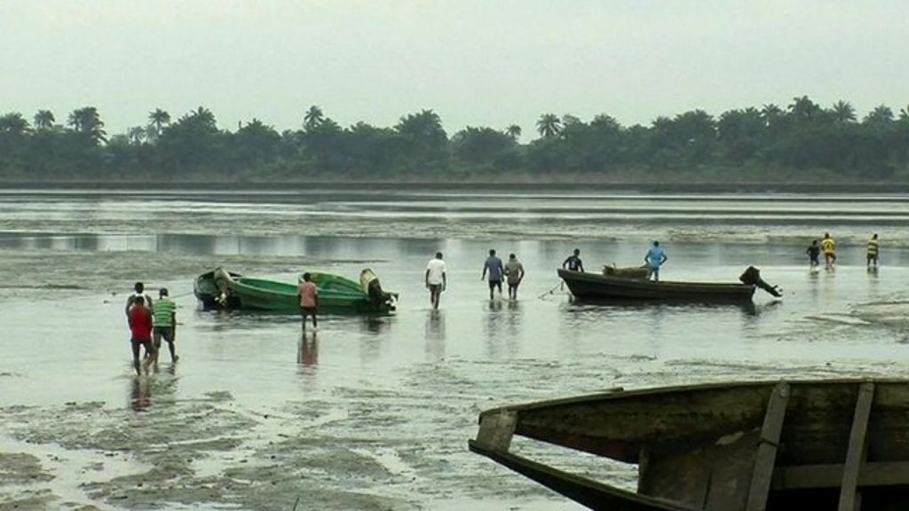 Shell to pay Nigeria locals for 'devastating' oil spill - BBC News