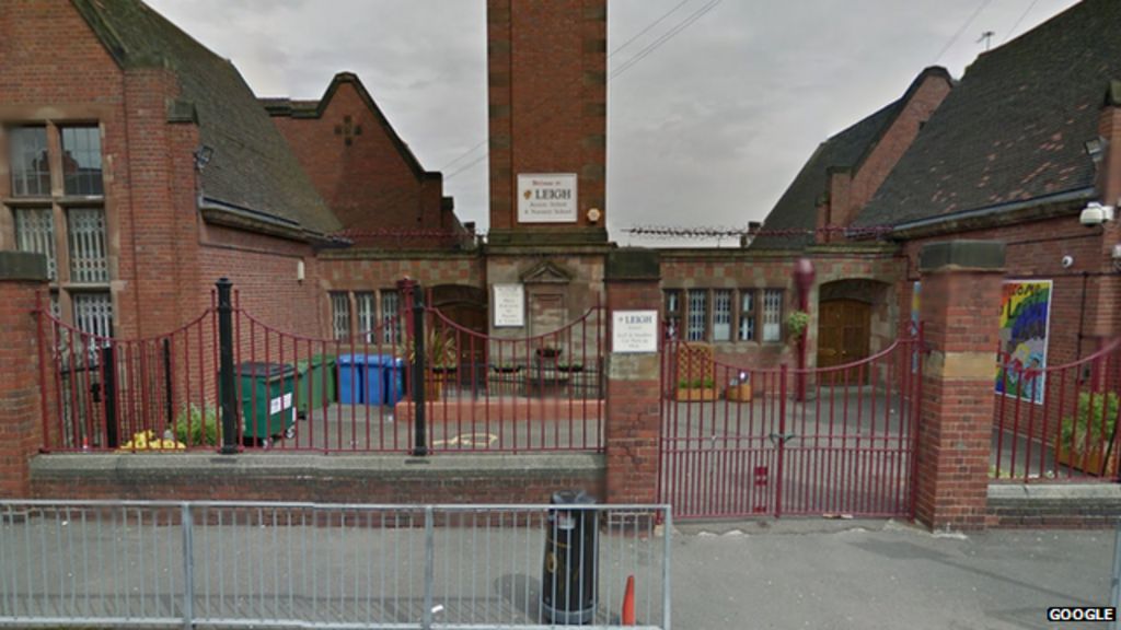 Leigh Primary School mice 'infestation' causes closure - BBC News