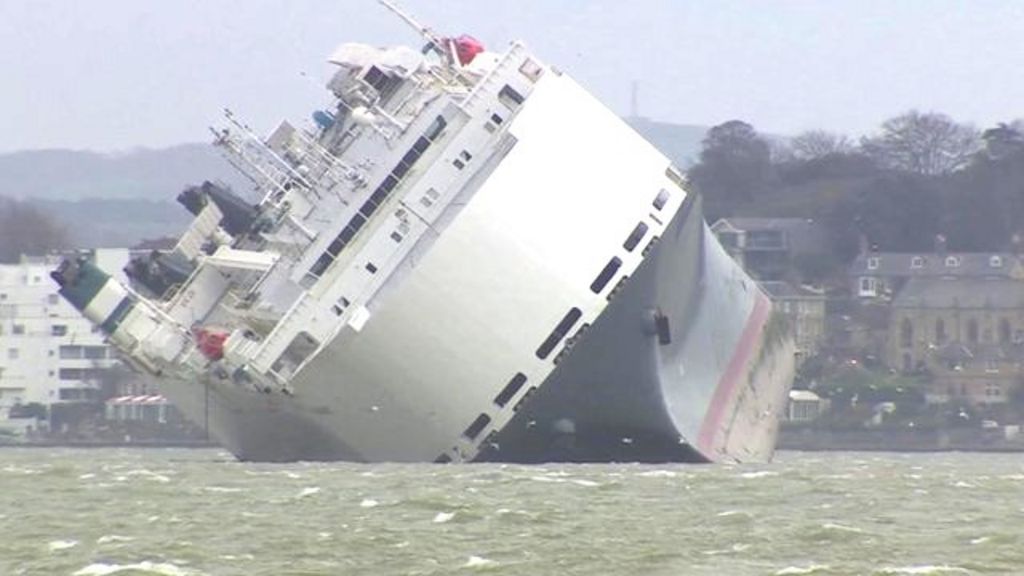 Cargo ship: Stranded vessel 'frees itself' in Solent - BBC News