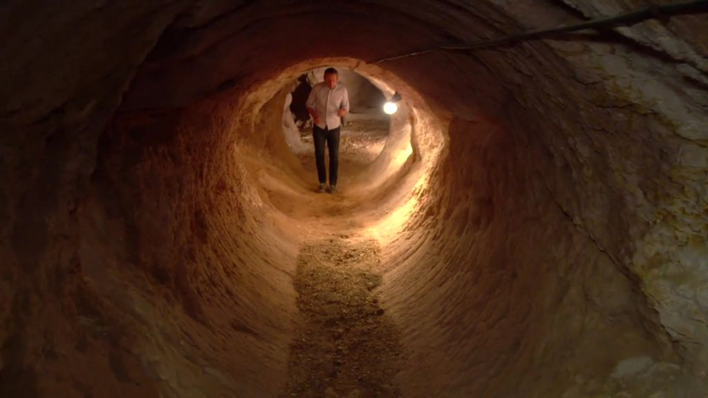 Living underground to escape the heat - BBC Newsround
