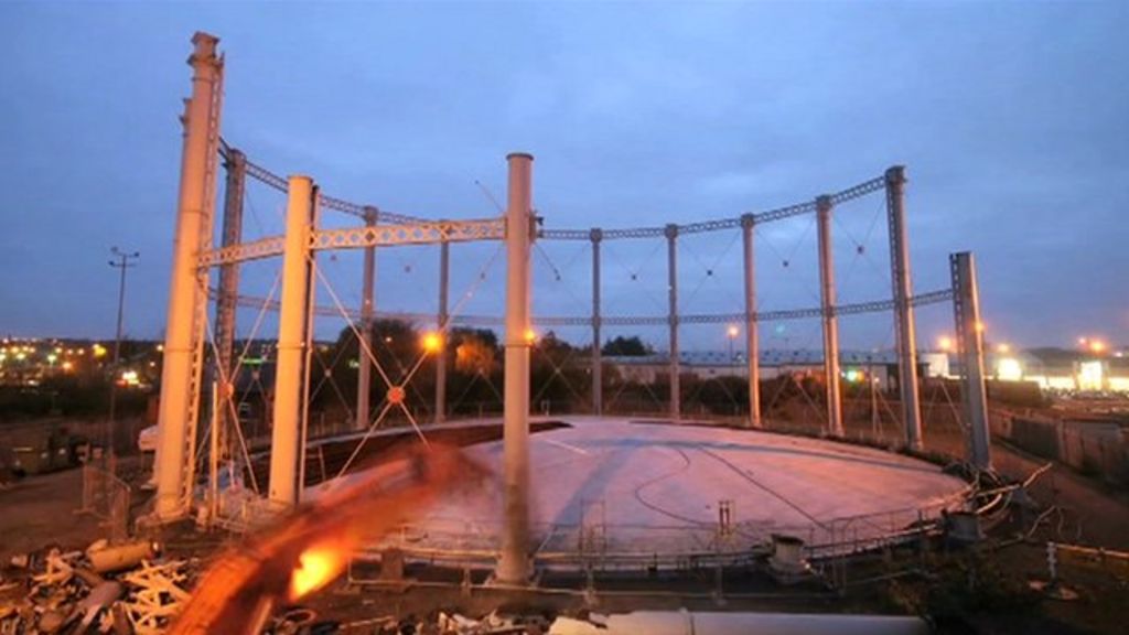 Time-lapse shows gas holder dismantling - BBC News