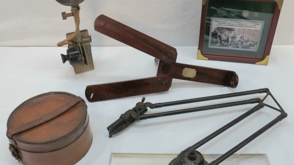 Dambusters 'bouncing bomb' sight to be auctioned - BBC News