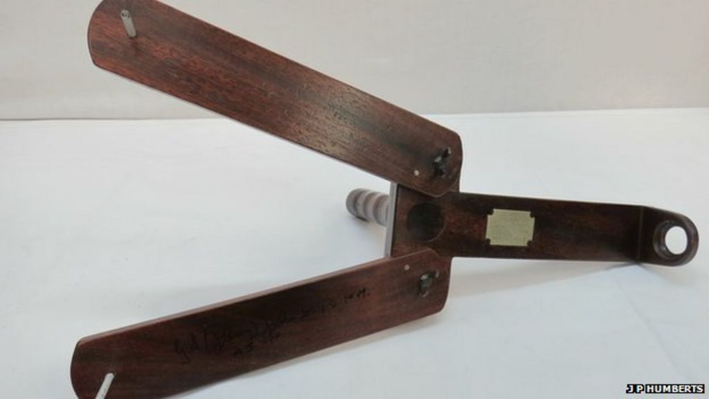 Dambusters 'bouncing bomb' sight sells for more than £41,000 - BBC News