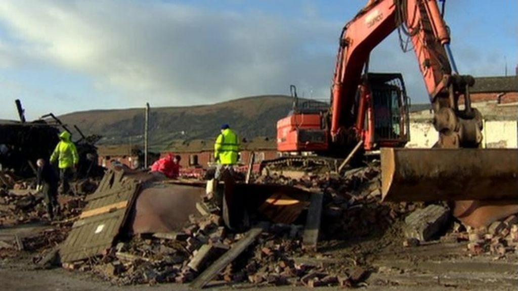 Belfast: Walls collapse at Lawnbrook Avenue in storm - BBC News