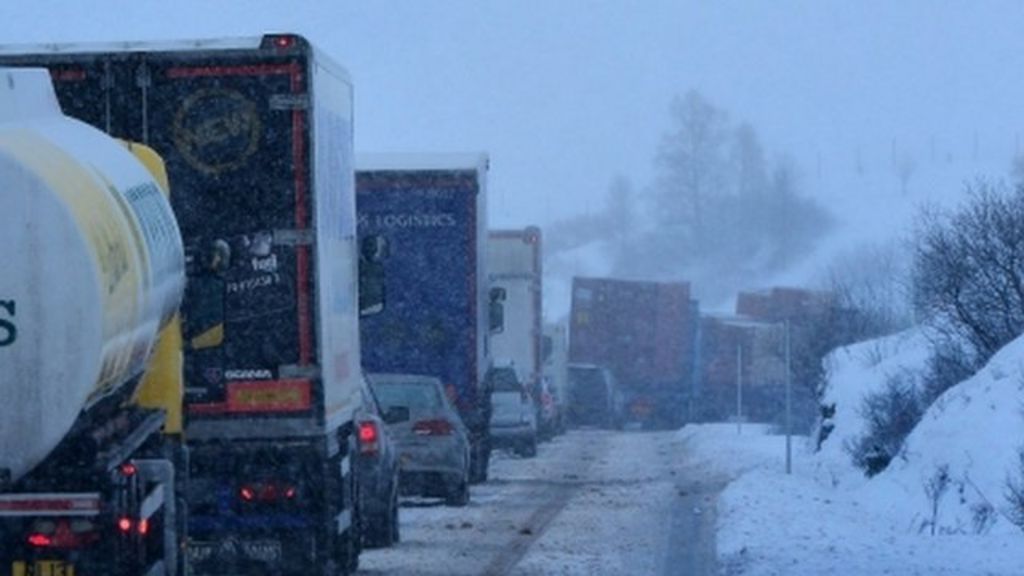 Driver tells of being stuck for 10 hours on snow-blocked A9 - BBC News