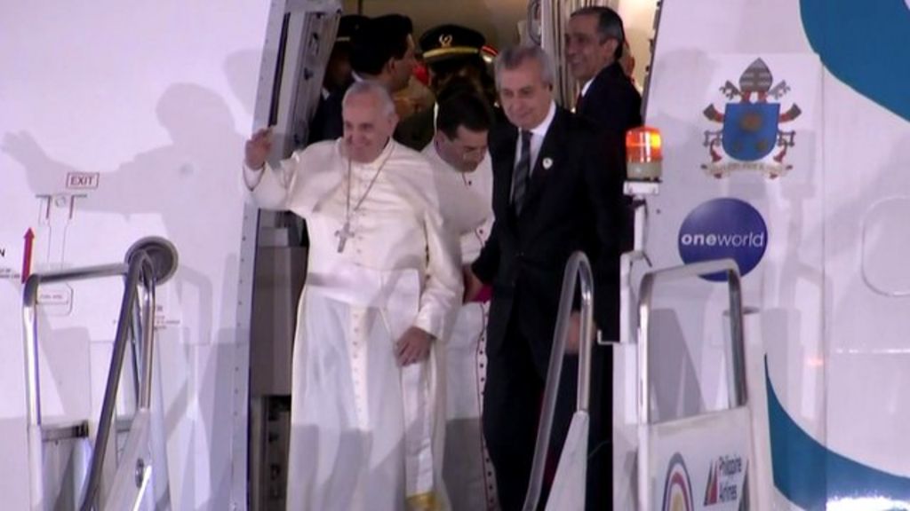 Pope Francis loses hat in windy Manila - BBC News