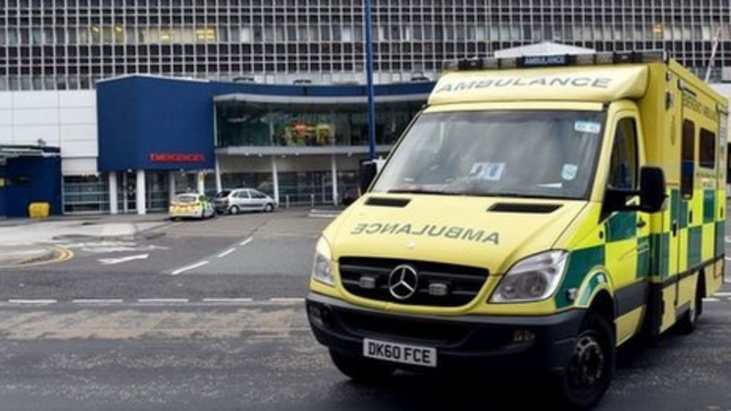 Increase in 999 ambulance emergency calls - BBC News