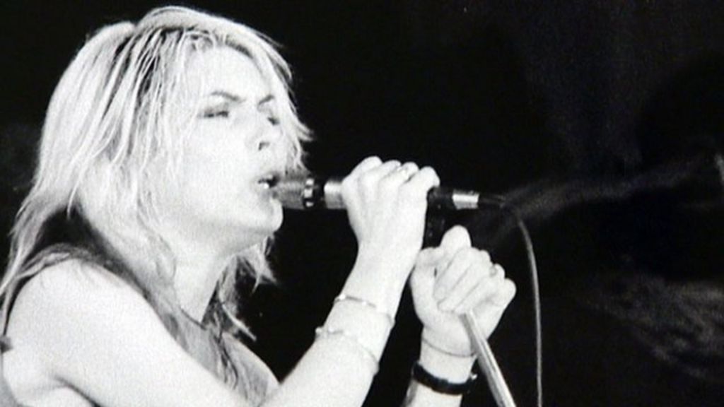 Harry Papadopoulos captures 1980s Scots music in pictures - BBC News