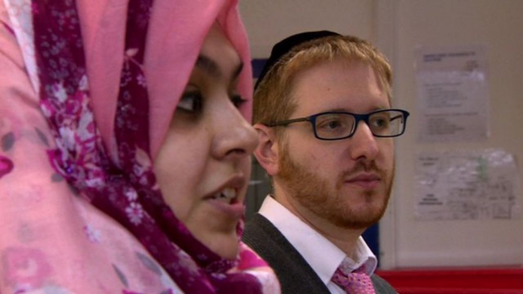 Muslims and Jews share lessons in Manchester school - BBC News