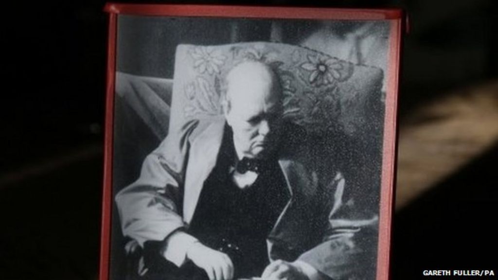 Last photograph of Winston Churchill in Chartwell exhibition - BBC News