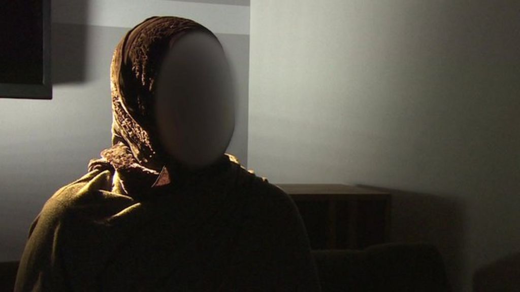 Female Muslim converts drawn to Islamic State - BBC News