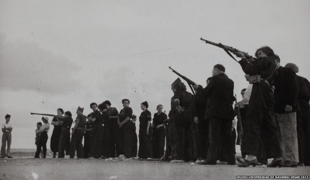 Spanish Civil War: Rediscovered photos in Navarra museum - BBC News