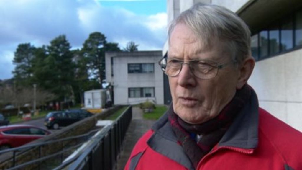 Alun Michael says police chiefs should make Taser decision - BBC News