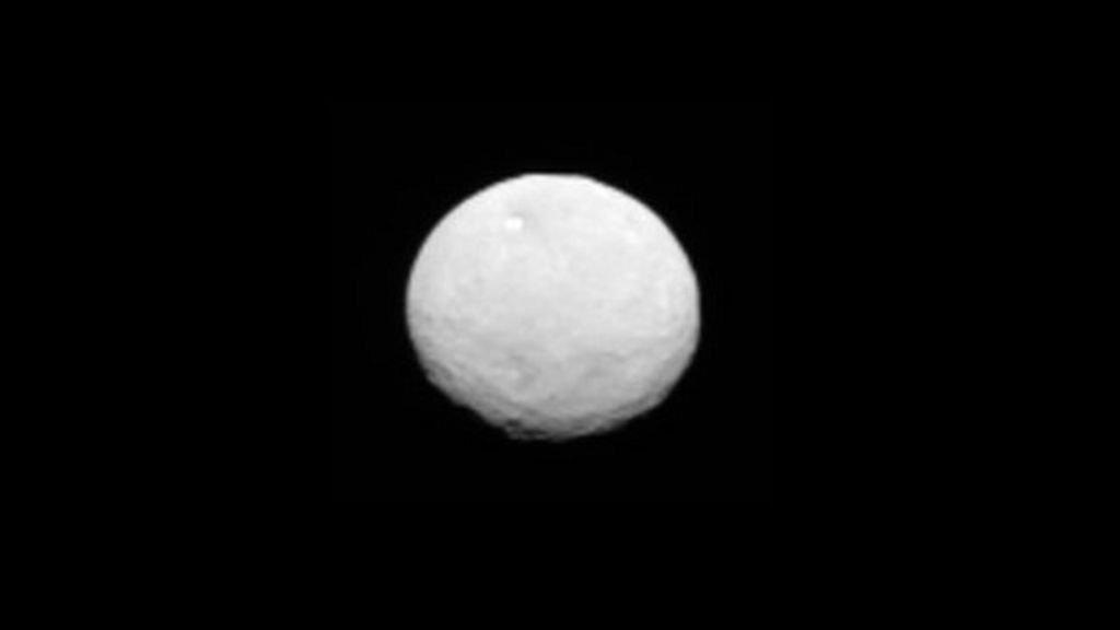 Dwarf planet Ceres gets bigger in Dawn's viewfinder - BBC News