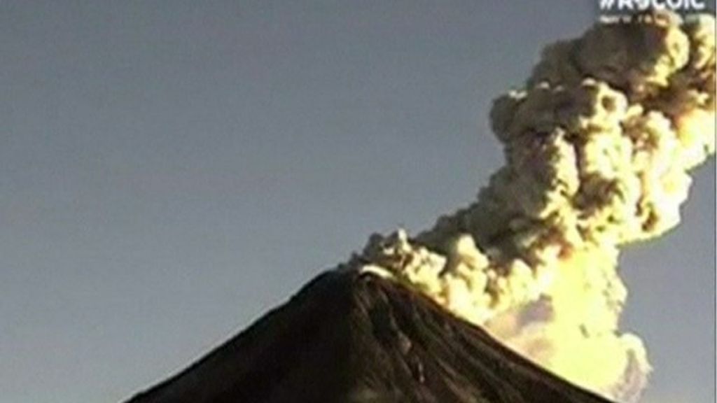 Mexico volcano spews out huge smoke plume - BBC News