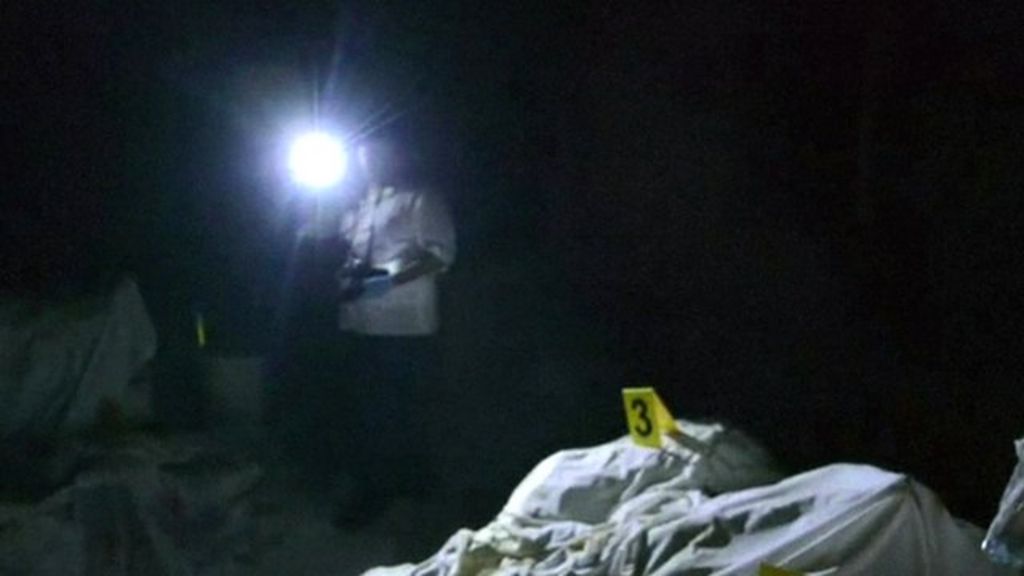 Mexico: Sixty unburied bodies found near holiday resort - BBC News