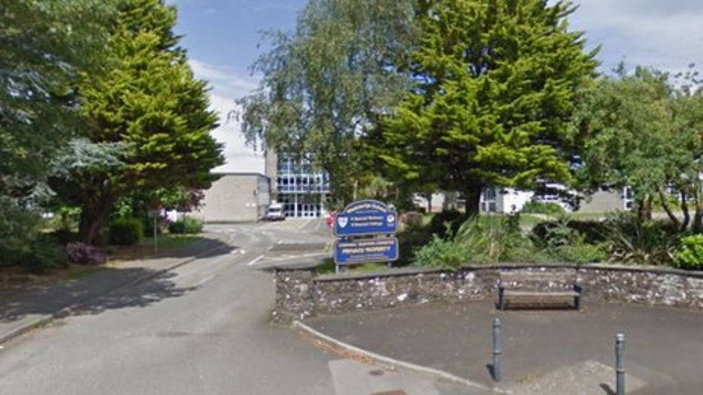 Wadebridge School truancy text sent to parents in error - BBC News