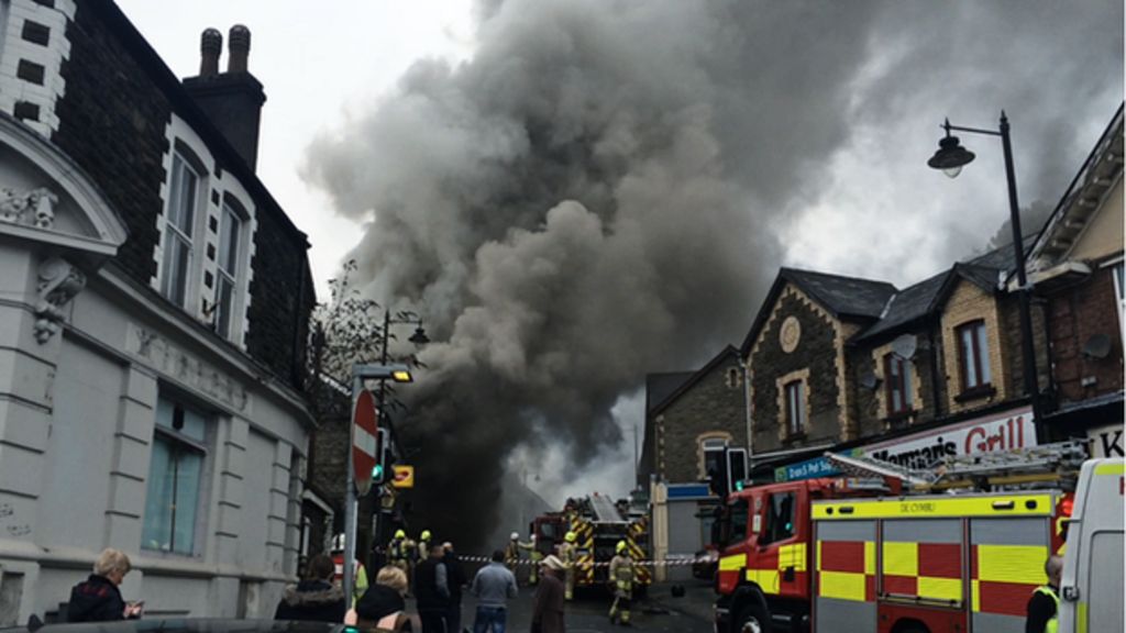 Road remains shut after Newbridge town centre fire - BBC News