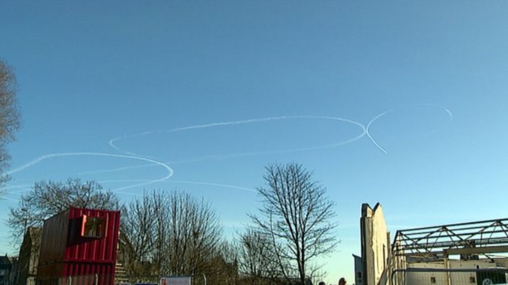 Strange contrails in sky over Aberdeen - BBC News