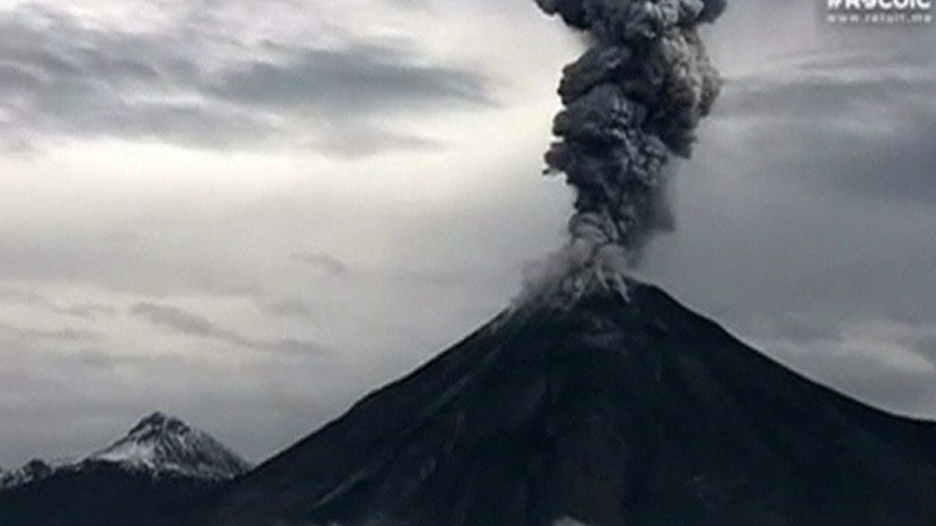 Volcano eruption plume caught on camera in Mexico - BBC Newsround