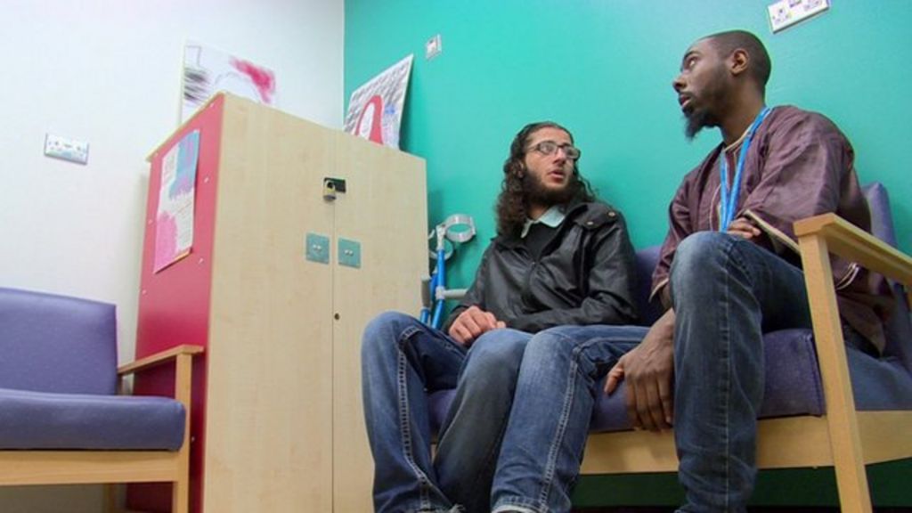 Gang victims to get help from youth workers in hospitals - BBC News