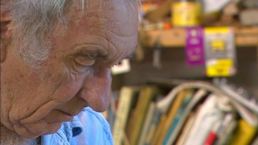 Land and seascape artist John Knapp-Fisher dies aged 83 - BBC News