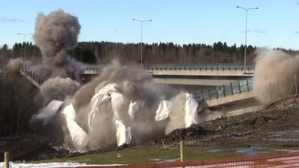 Norwegian bridge lane demolished following collapse - BBC News