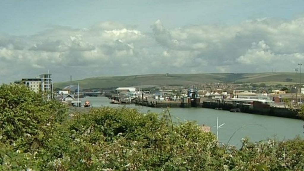 Newhaven port growth 'threatens' surf beach - BBC News