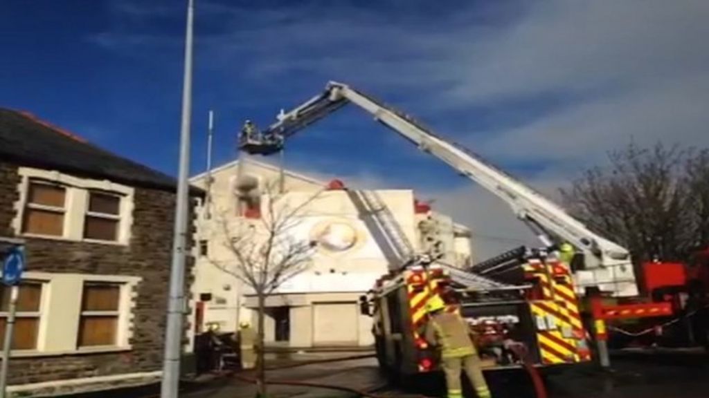 Large fire at disused Cardiff building - BBC News