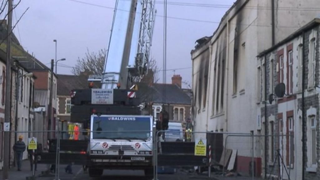 Demolition begins after building fire at Cardiff - BBC News