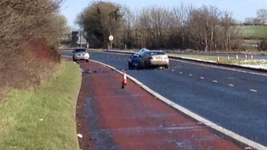 A1 crash near Dromore: Man dies in road collision - BBC News