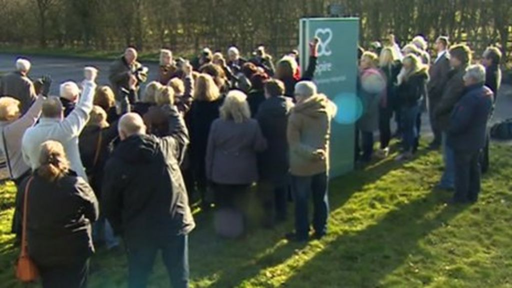Solihull protest staged by Ian Paterson breast op women - BBC News