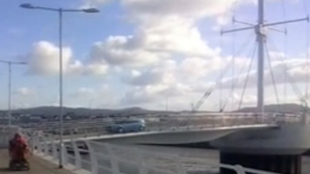 Driver's Rhyl footbridge detour 'dangerous' - BBC News