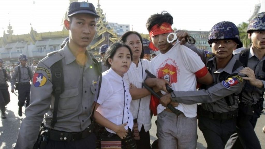 Myanmar police arrest demonstrators against new education bill - BBC News