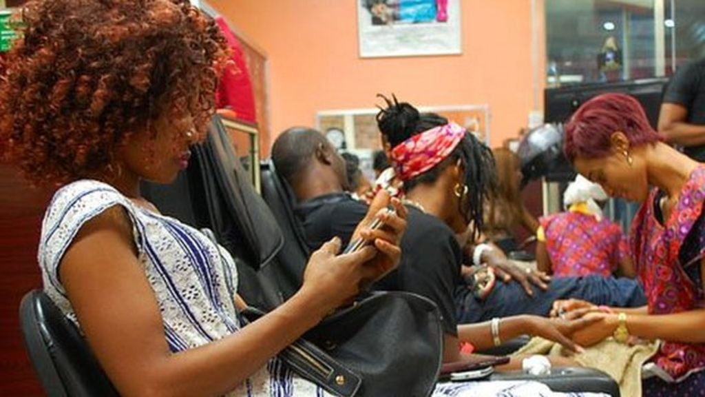 Nigeria in pictures: Hairdressing money spinner - BBC News