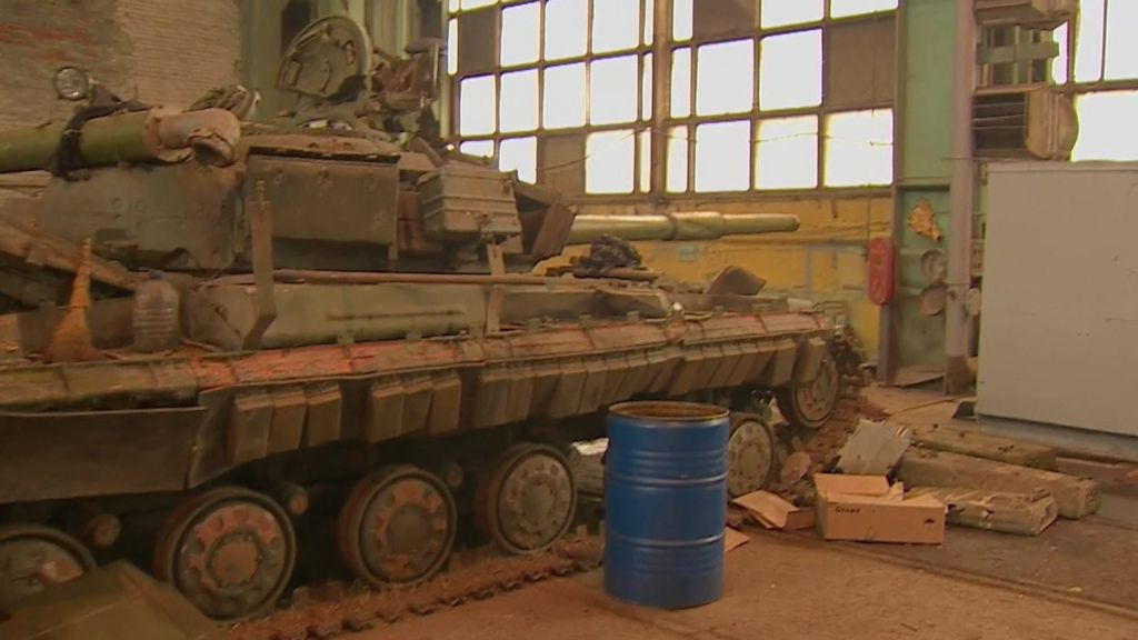 Ukraine crisis: Rebels 'repair tanks seized from the military' - BBC News