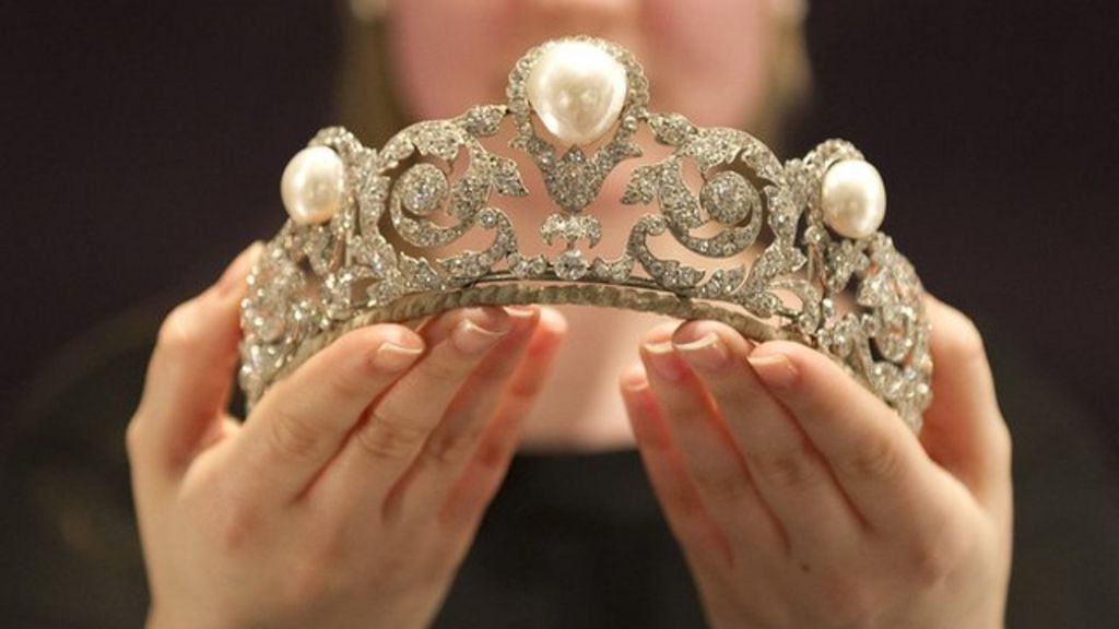 Luxury school: learning with jewels - BBC News
