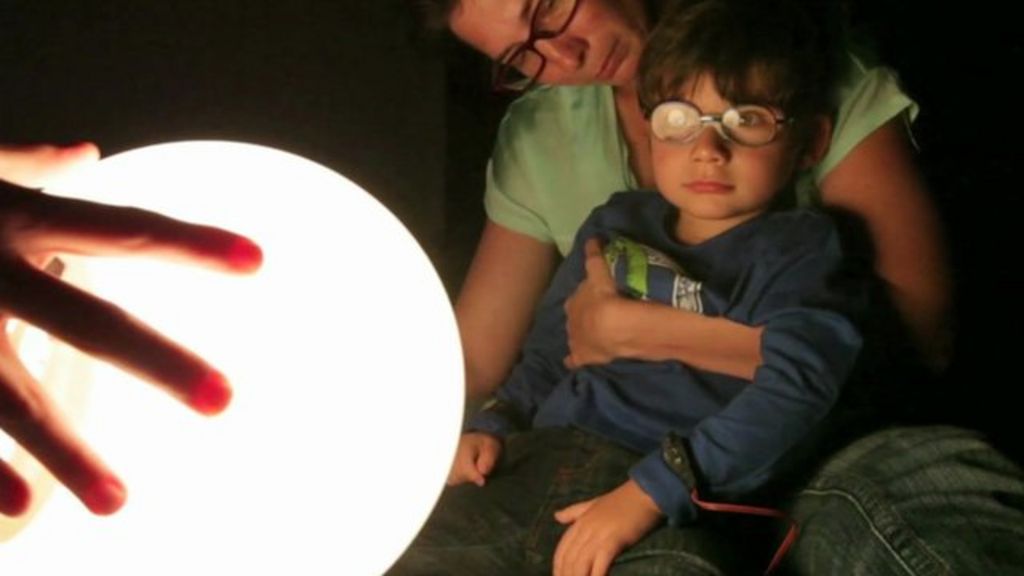 Light therapy encourages blind children to get active - BBC News