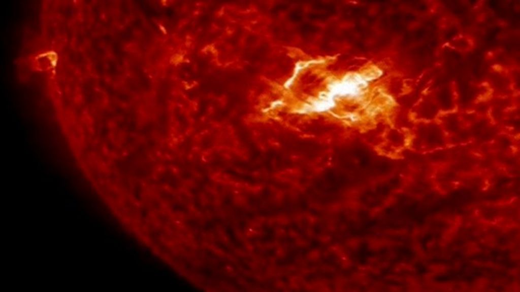 Nasa captures images of Sun's first major solar flare of 2015 - BBC News