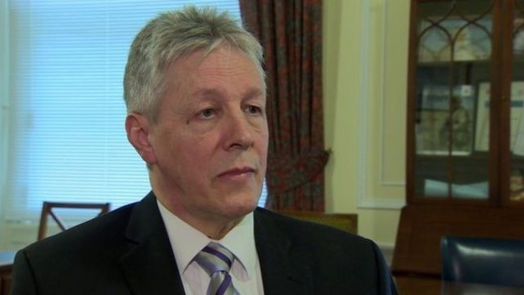 Peter Robinson: Welfare 'could be debated in assembly next week' - BBC News
