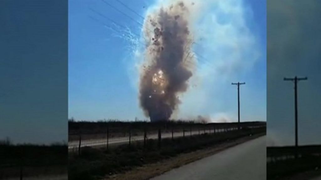Police in Texas destroy 20,000lb of illegal fireworks - BBC News